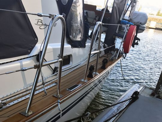 Yacht rails stainless steel boat safety | Duckboard rails